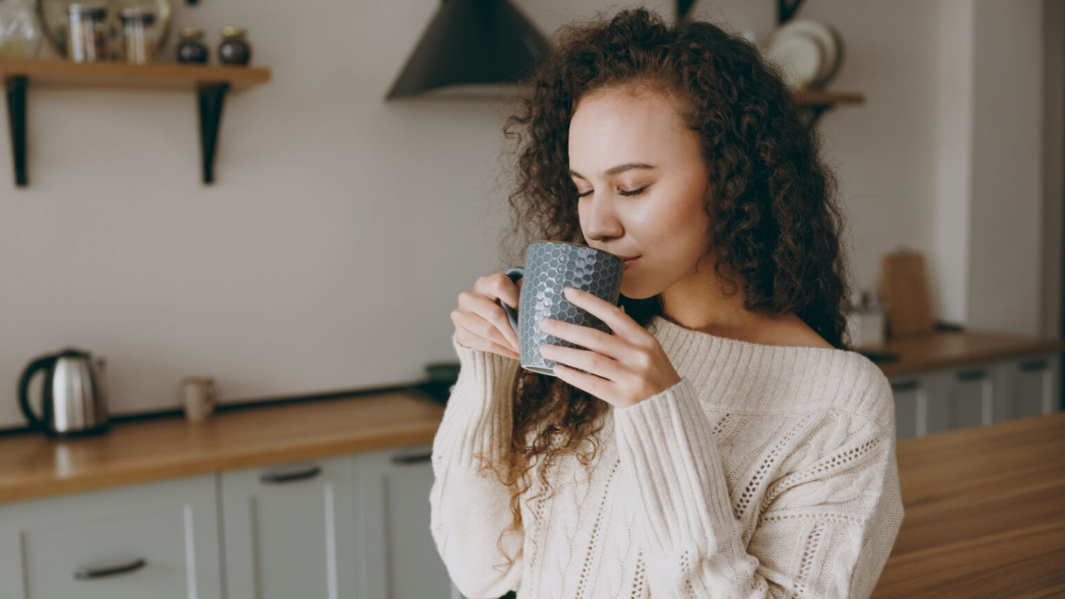 22 Perfect Gifts For Any Dinner Party (And 1 Awful Thing to Bring)